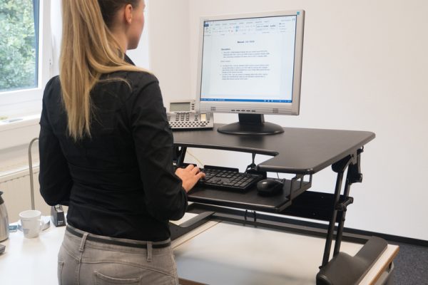 Ergonomie: Flexible Schreibtisch­lösungen bringen Monitore in Position