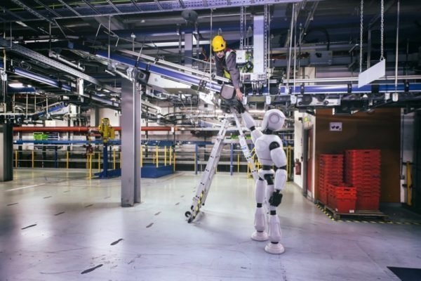 Robotik: ARMAR-6 geht Ocado-Service­technikern zur Hand